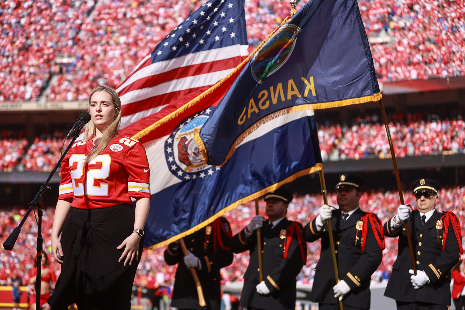 GRACE KINSTLER SINGS NATIONAL ANTHEM AT ARROWHEAD STADIUM 2022 – KC ...